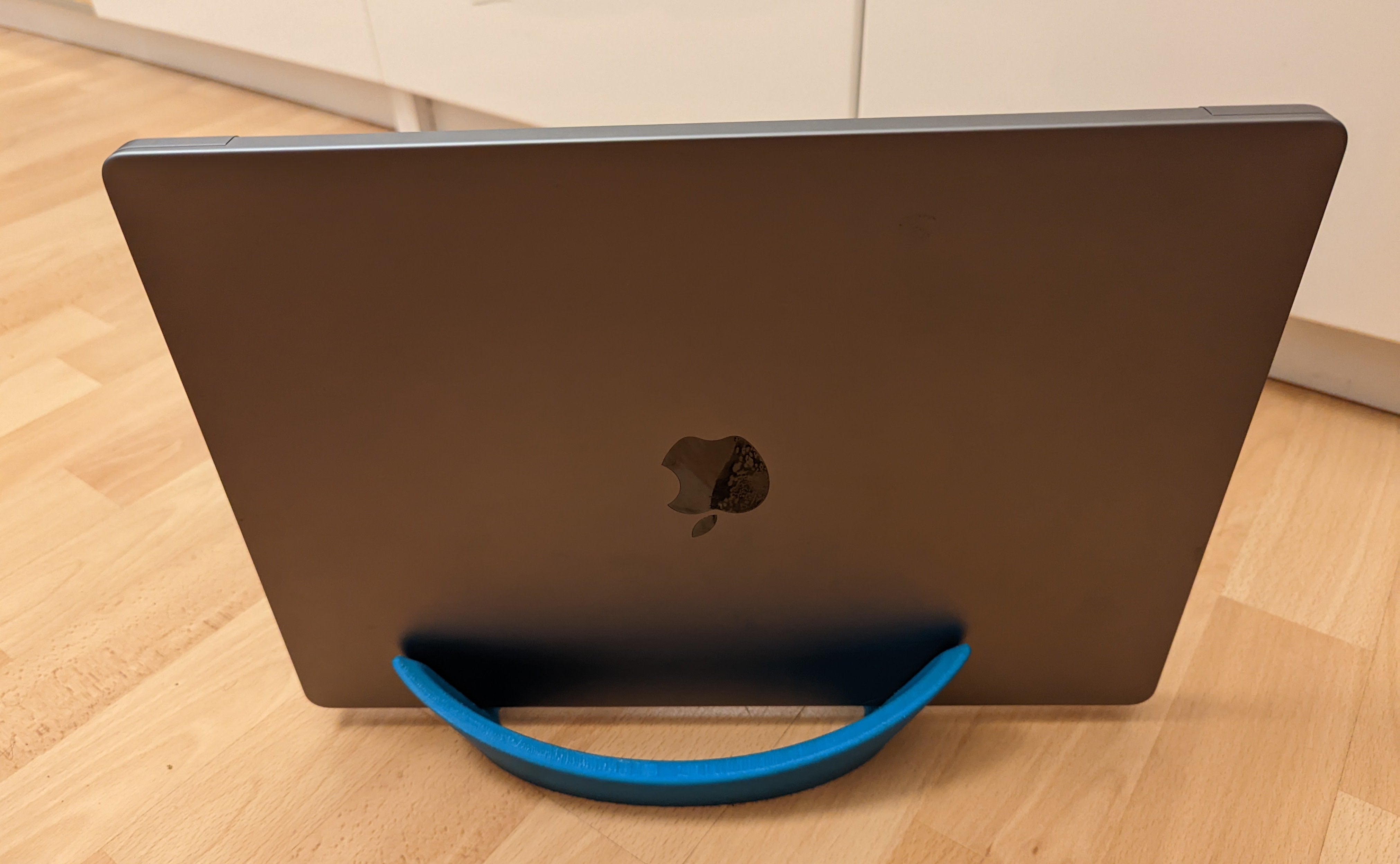 Vertikal stand til Macbook Pro 16" 2021